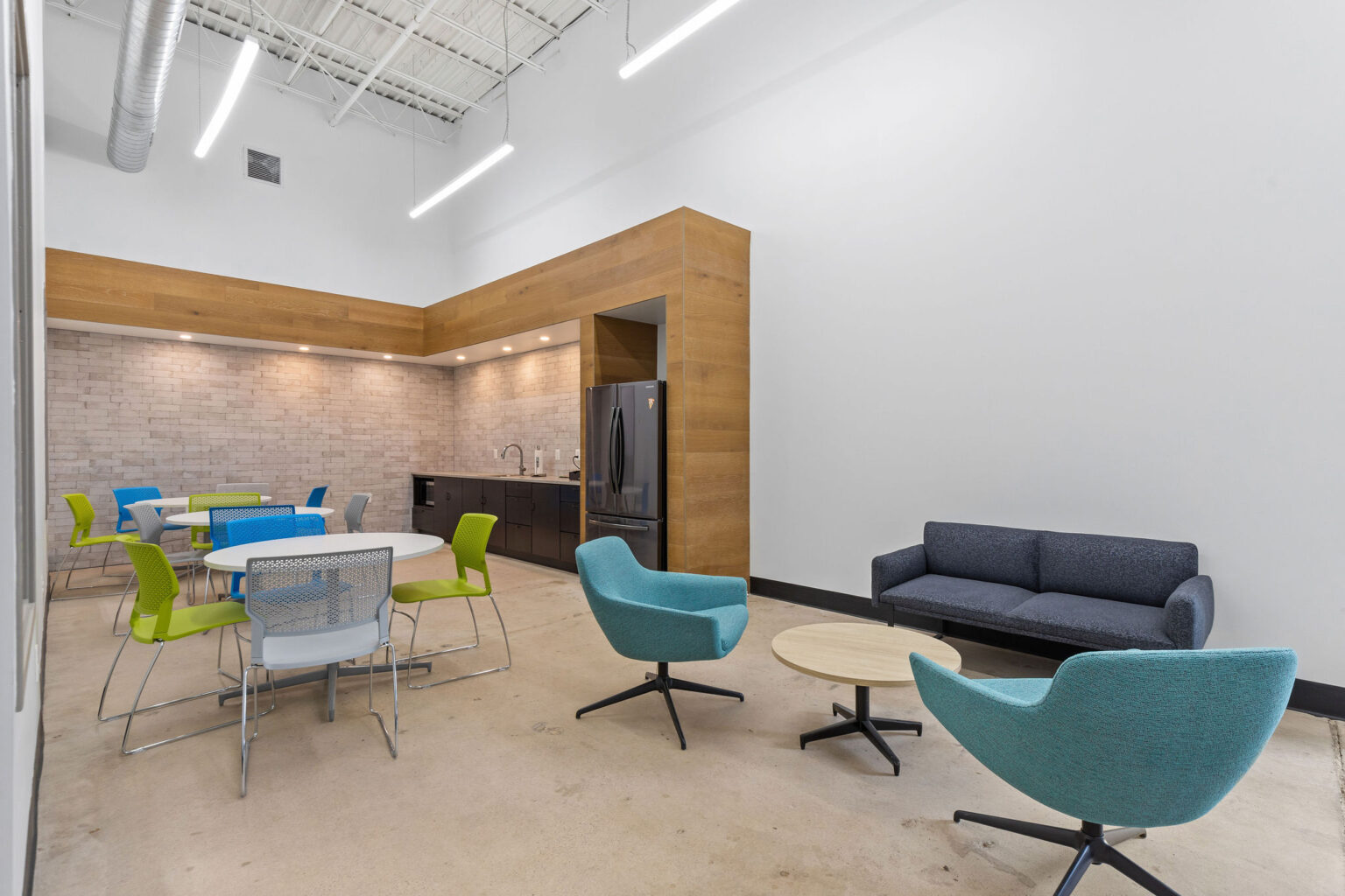 Small Warehouse Spaces with Work and Comfort Facilities